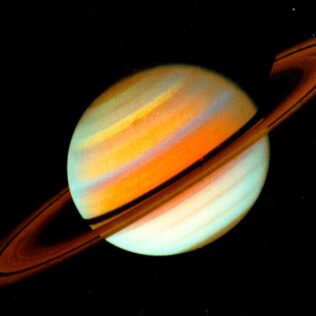Saturne : la majestueuse géante aux anneaux – Astroplanet